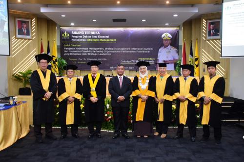 DANPUSHIDROSAL LAKSAMANA MADYA TNI BUDI PURWANTO SANDANG GELAR DOKTOR